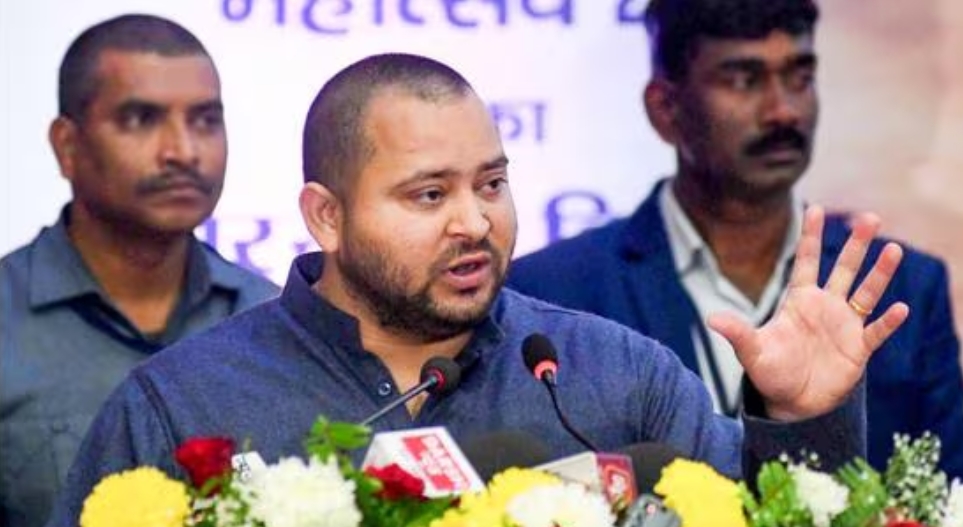 बिहार चुनाव 2025: तेजस्वी यादव का ‘कूड़ा वीडियो’ वायरल, स्वच्छ भारत पर छिड़ी नई बहस! – Navyug ...